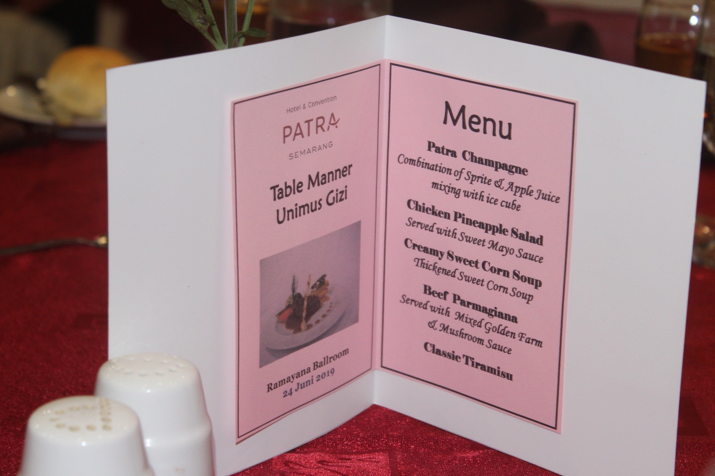 MAHASISWA GIZI UNIMUS IKUTI TABLE MANNER COURSE DI HOTEL PATRA JASA ...